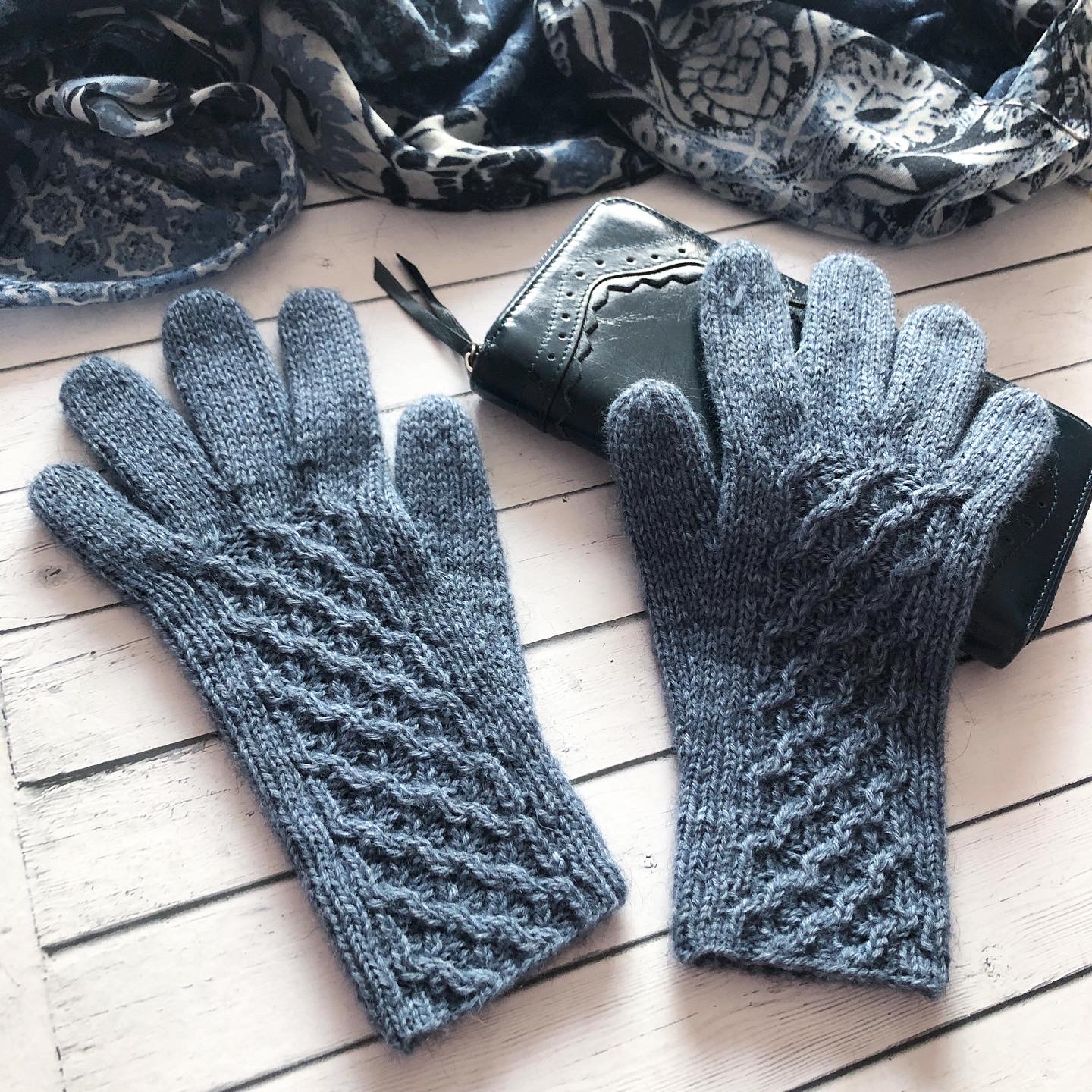 Graphite Gloves knitting pattern (PDF ENG) - Crealandia