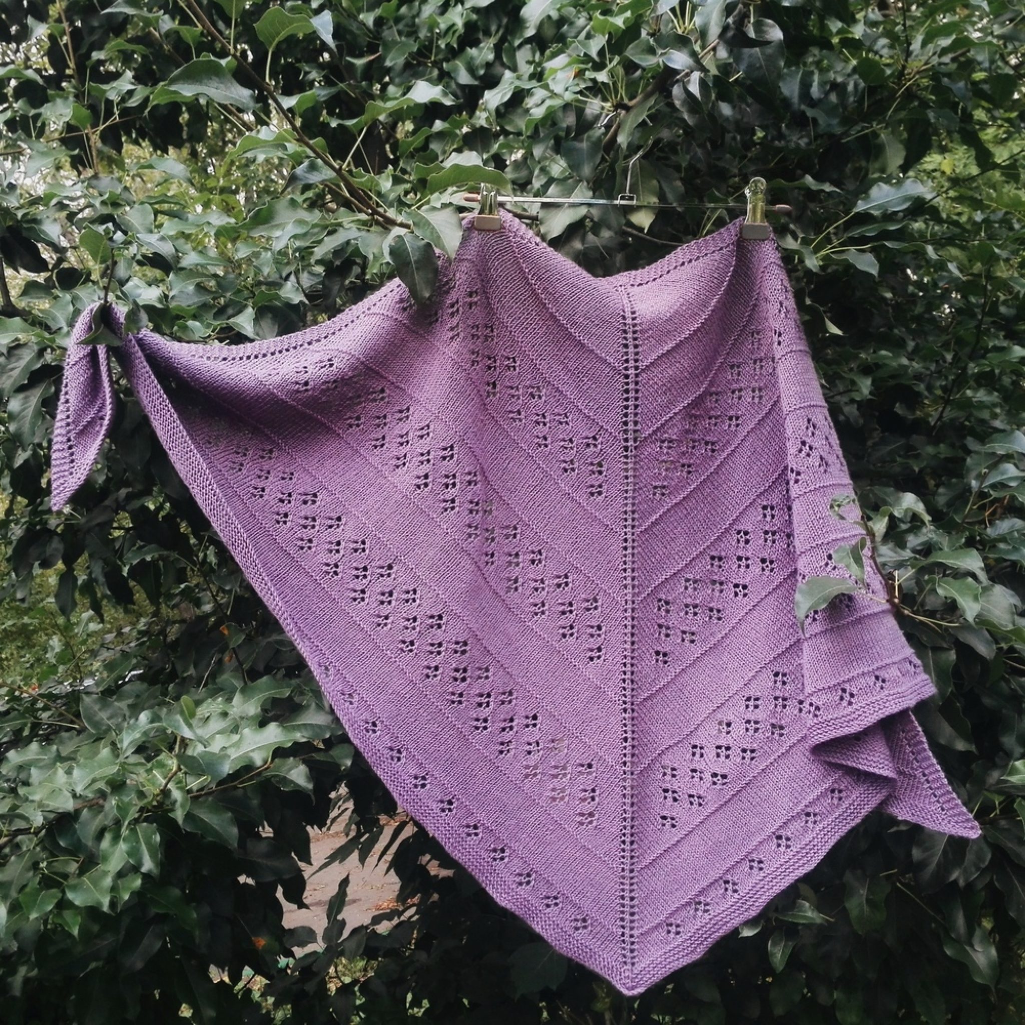 Classic triangle lace shawl knitting pattern (PDF+video)