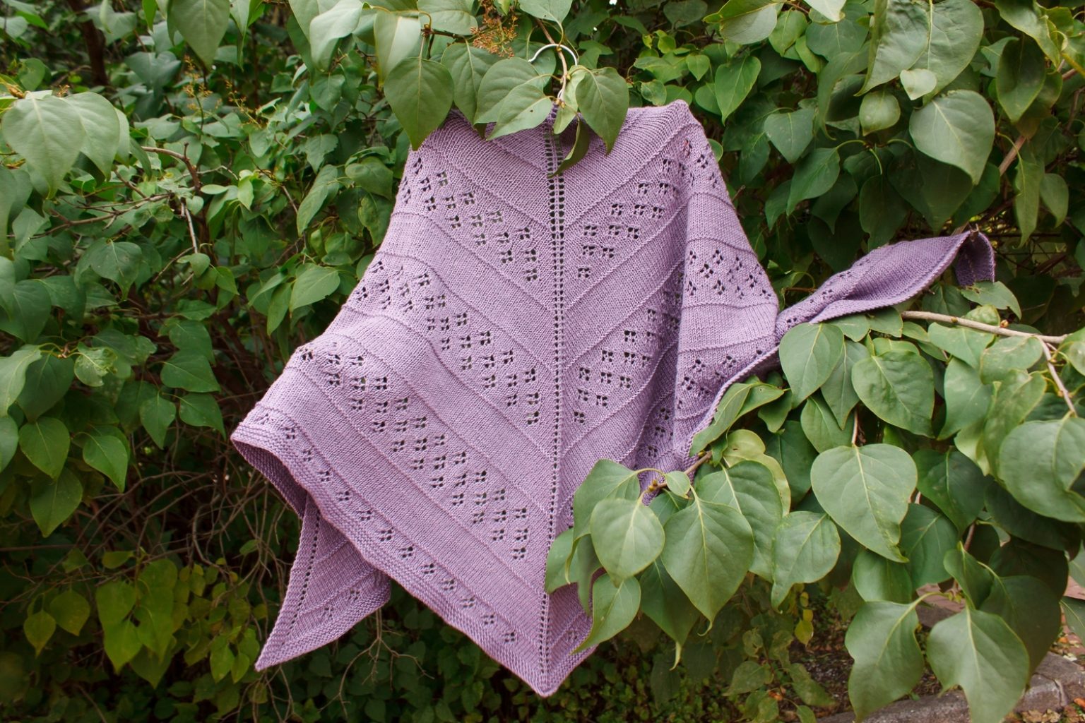 Classic triangle lace shawl knitting pattern (PDF+video)