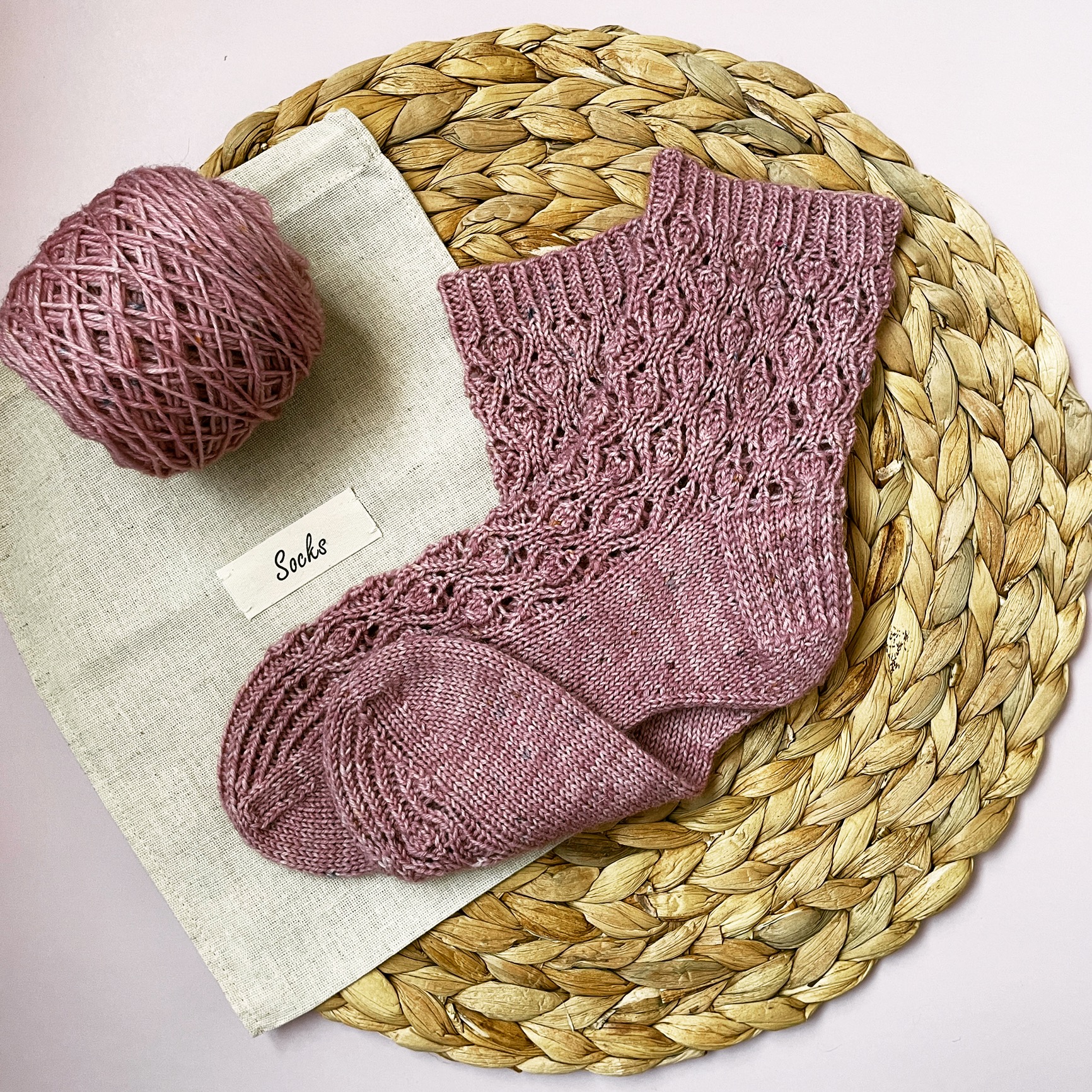 Dahlia Divine socks knitting pattern (PDF ENG) - Crealandia