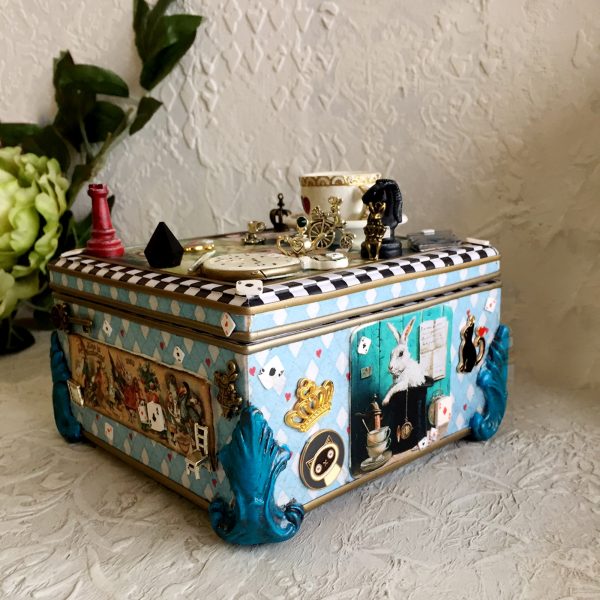 Blue jewelry casket, Alice in Wonderland, White rabbit