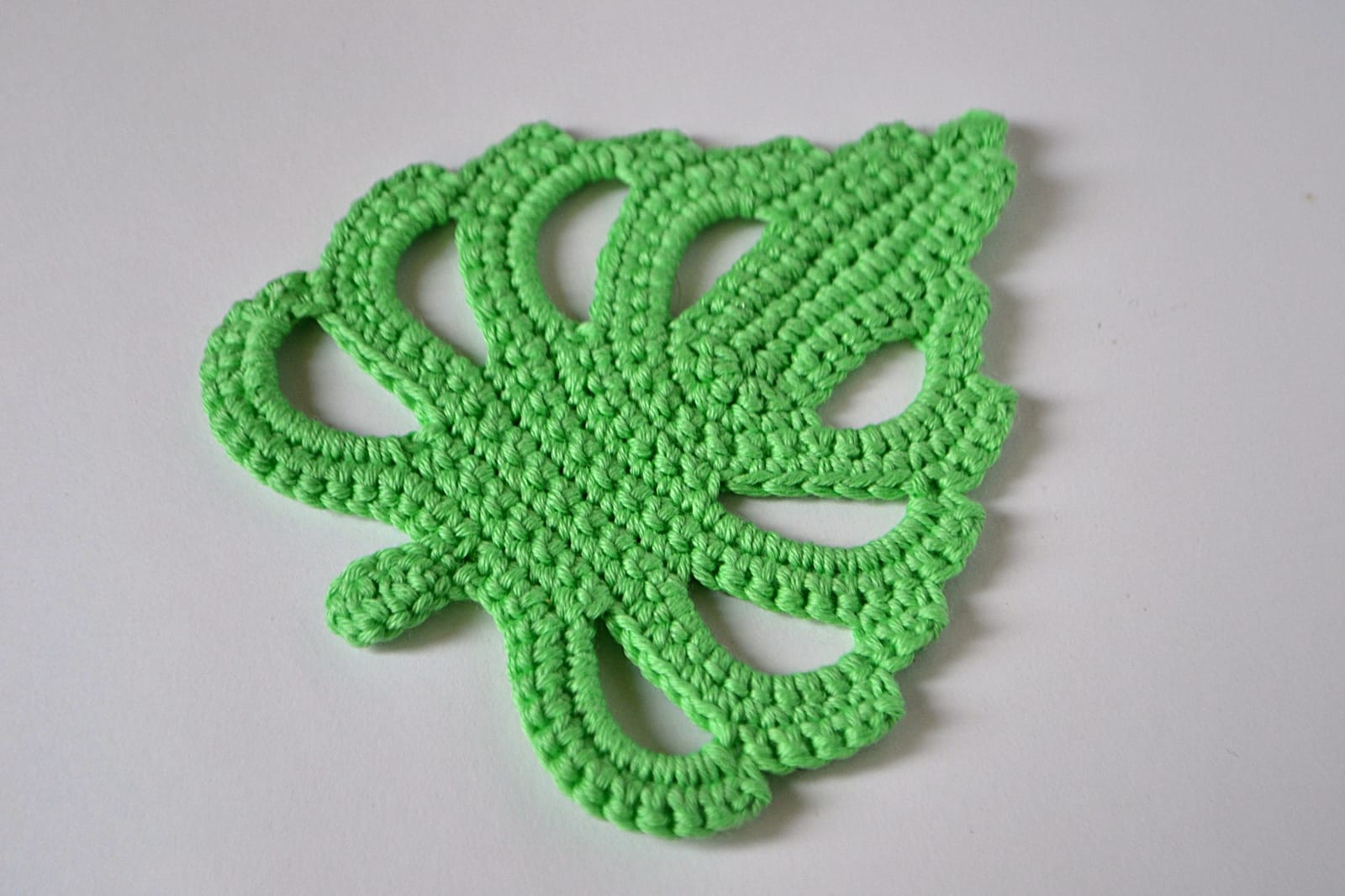 Leaf monstera coaster Crochet pattern - Crealandia