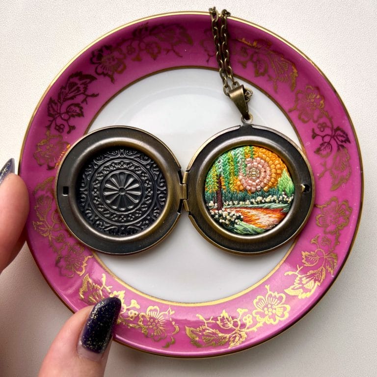 Morning Spirit, landscape hand embroidered locket - Crealandia