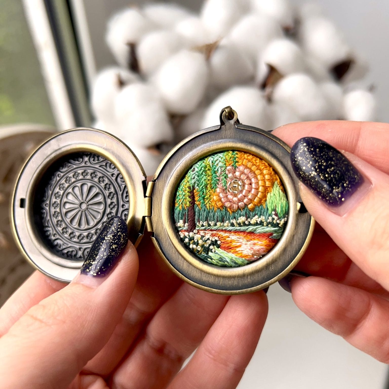 Morning Spirit, landscape hand embroidered locket - Crealandia